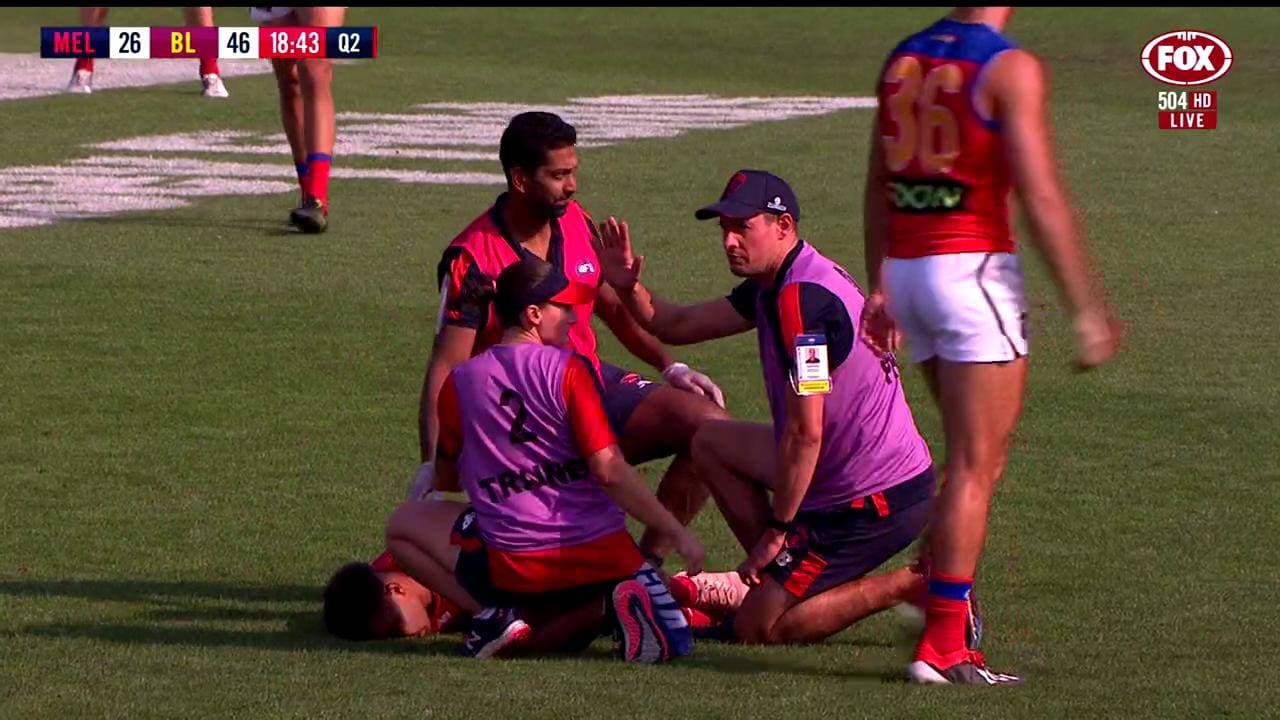 Kennedy-Harris forced off on stretcher - AFL News - Zero Hanger