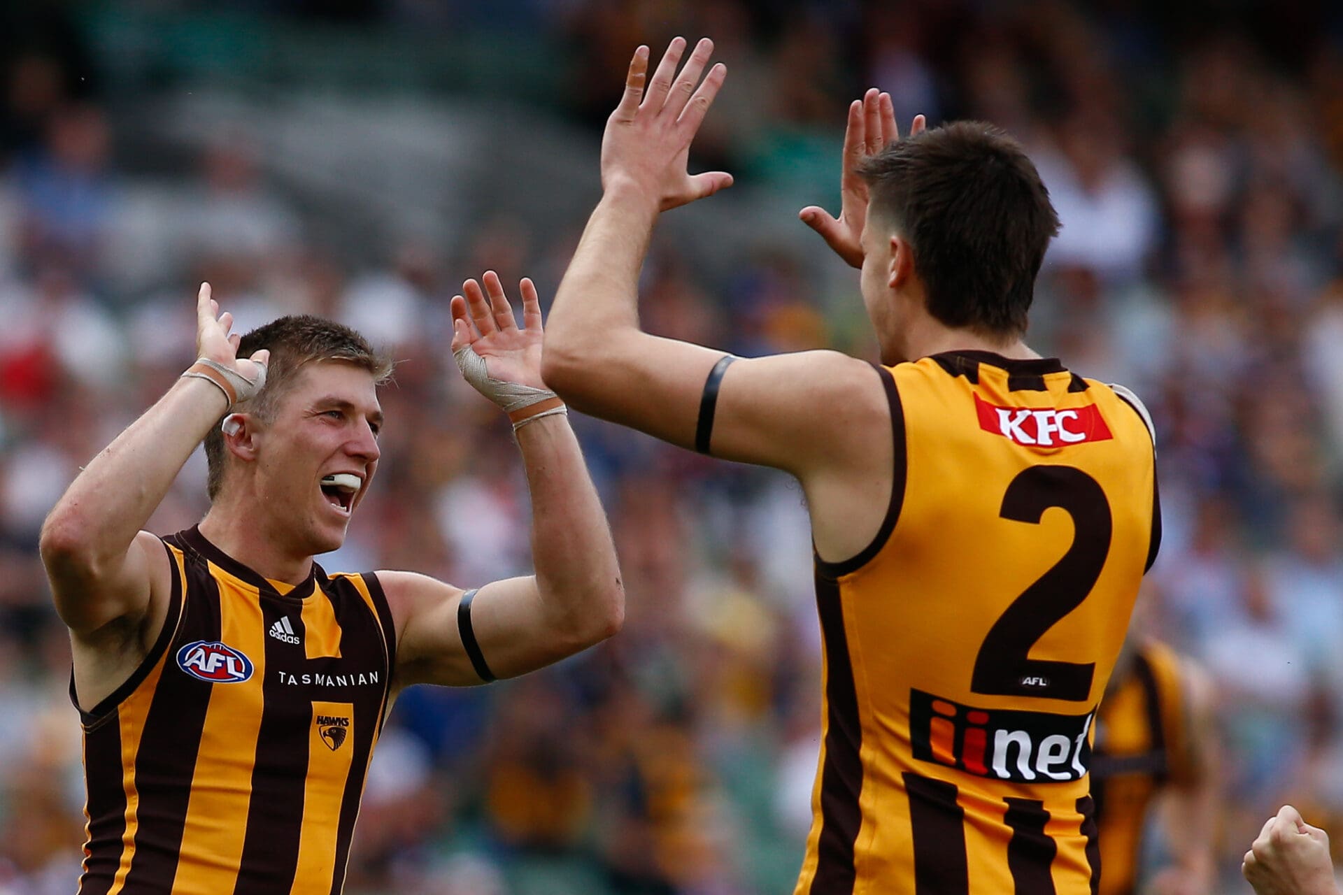 Hawthorn lock away free agent Dylan Moore to new deal - AFL News - Zero ...